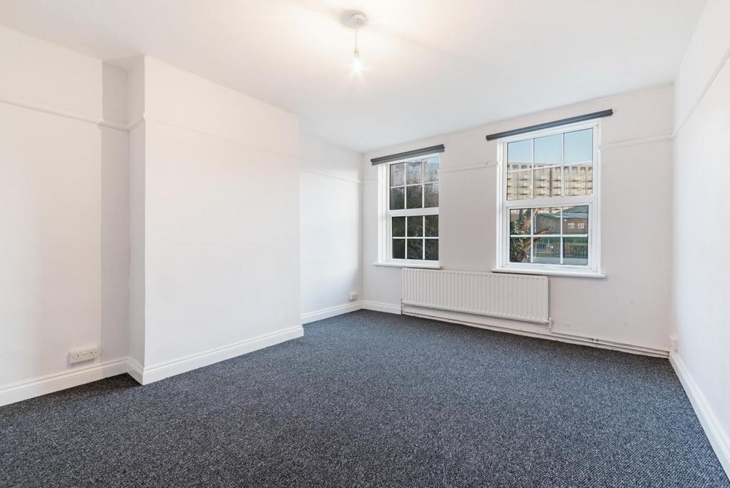 Bradfield Road, Royal Docks, London, E16 4 bed terraced house - £2,496 ...