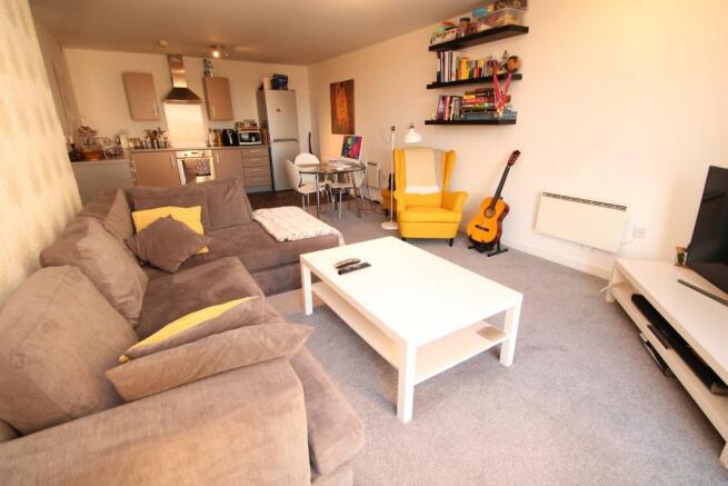 196 Altrincham Road, Baguley, Manchester, M22 2 bed flat to rent - £ ...