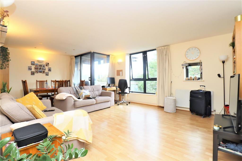 Ocean Wharf, Canary Wharf, E14 2 bed apartment - £2,500 pcm (£577 pw)
