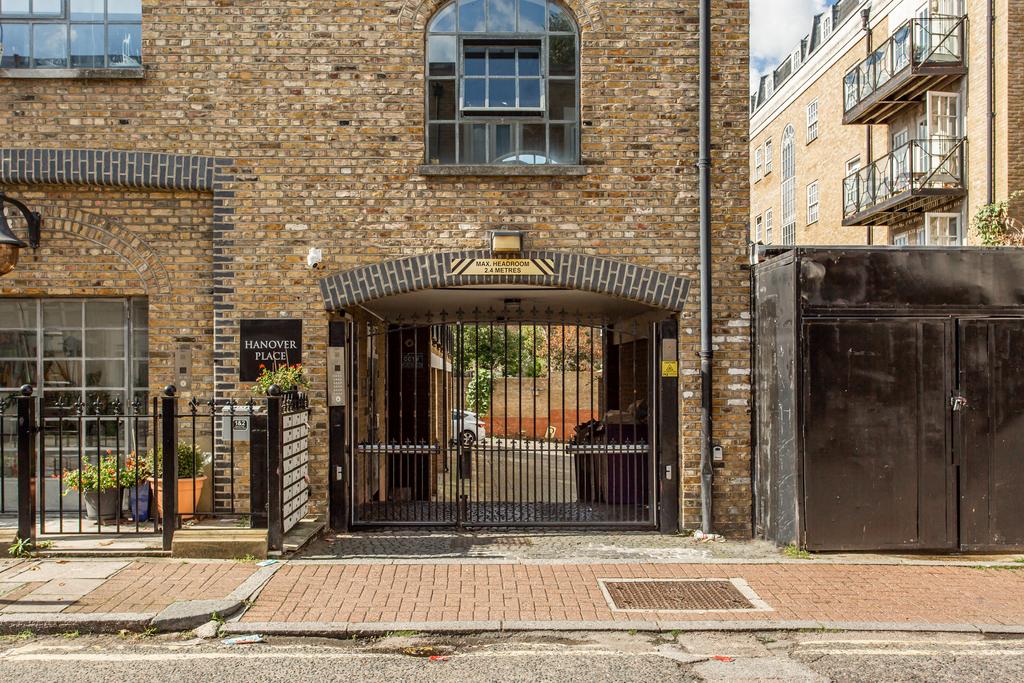 Hanover Place, E3 2 bed flat for sale - £450,000