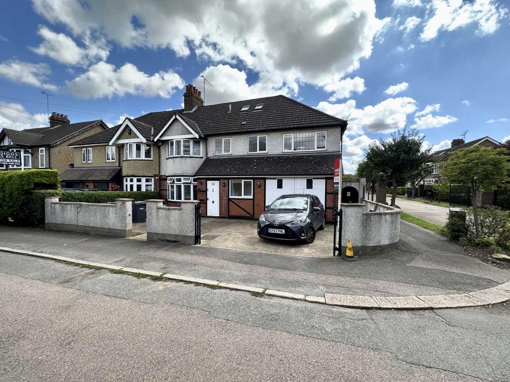Cutenhoe Road, Luton LU1 5 bed semi-detached house - £600,000