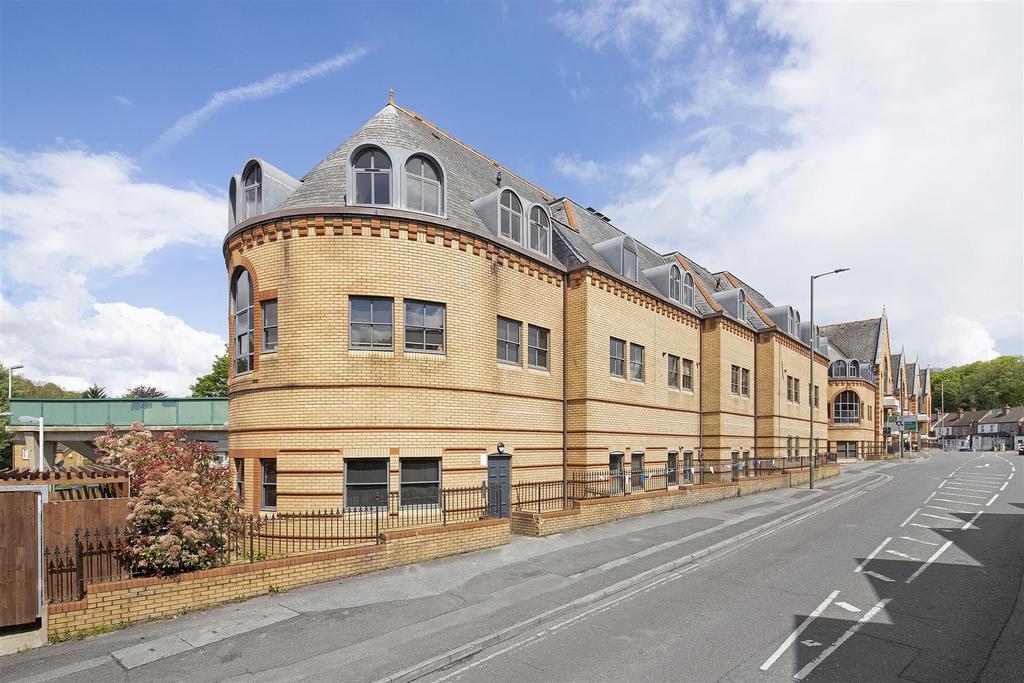 1, Whyteleafe Hill, Whyteleafe CR3 1 bed apartment - £270,000