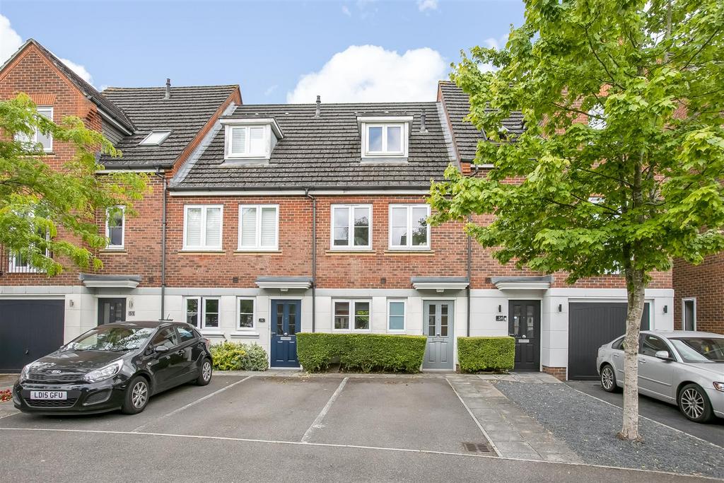 Halton Road, Kenley CR8 3 bed terraced house - £485,000