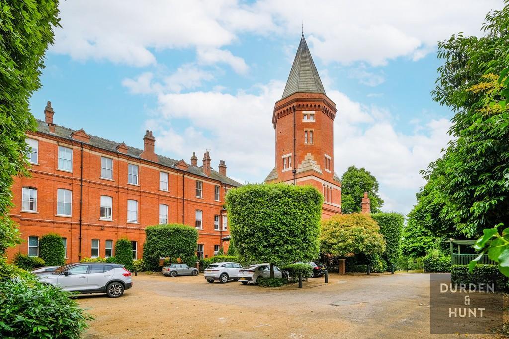 Tavistock House, Repton Park, IG8 2 bed apartment - £2,250 pcm (£519 pw)
