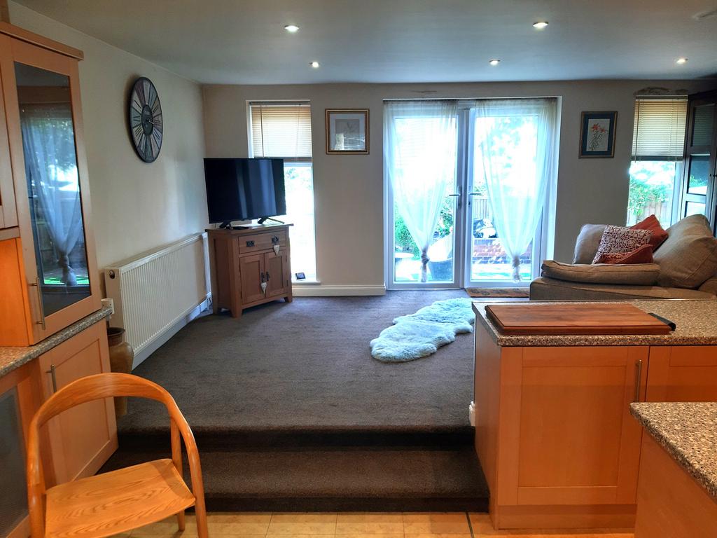 Hints Road, Tamworth, B78 2 bed semi-detached house - £1,250 pcm (£288 pw)