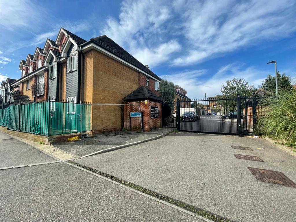 Maple Court, The Nursery, Erith, Kent, DA8 2 bed apartment - £1,450 pcm ...