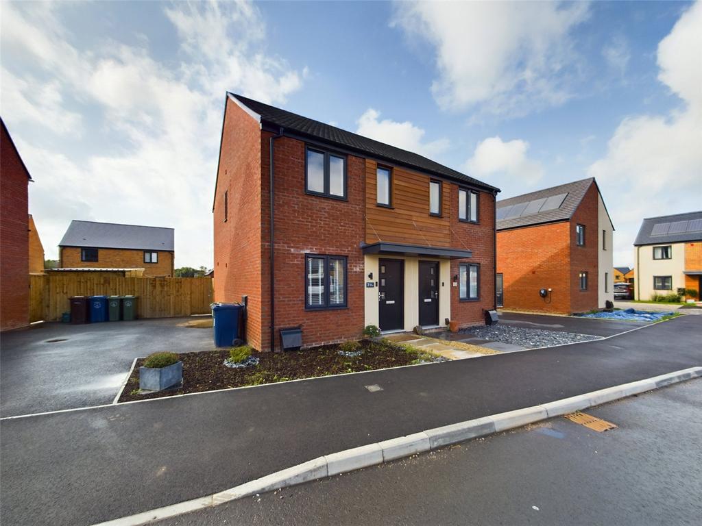 Ruby Avenue, Bishops Cleeve... 2 bed semi-detached house - £265,000