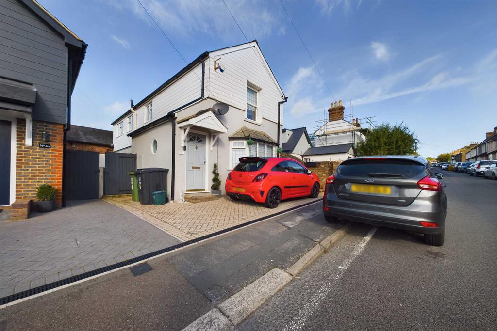 Cowper Road, Boxmoor, Unfurnished... 2 bed house - £1,650 pcm (£381 pw)