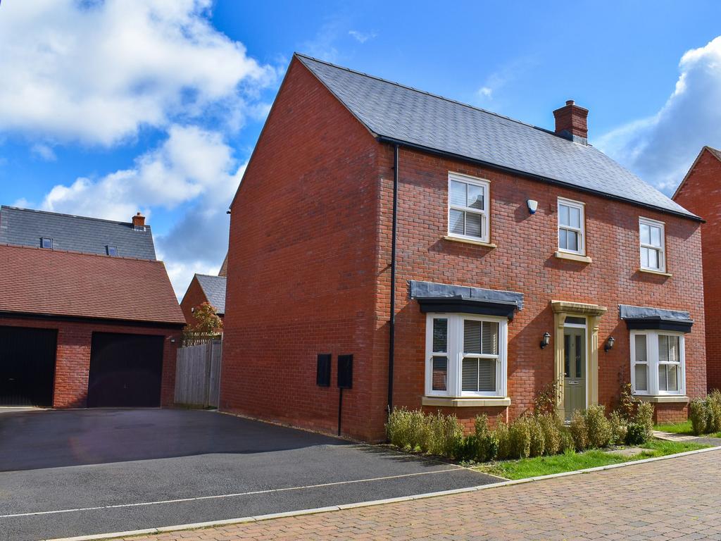 Cartmel Close, Towcester, NN12 4 bed detached house - £600,000