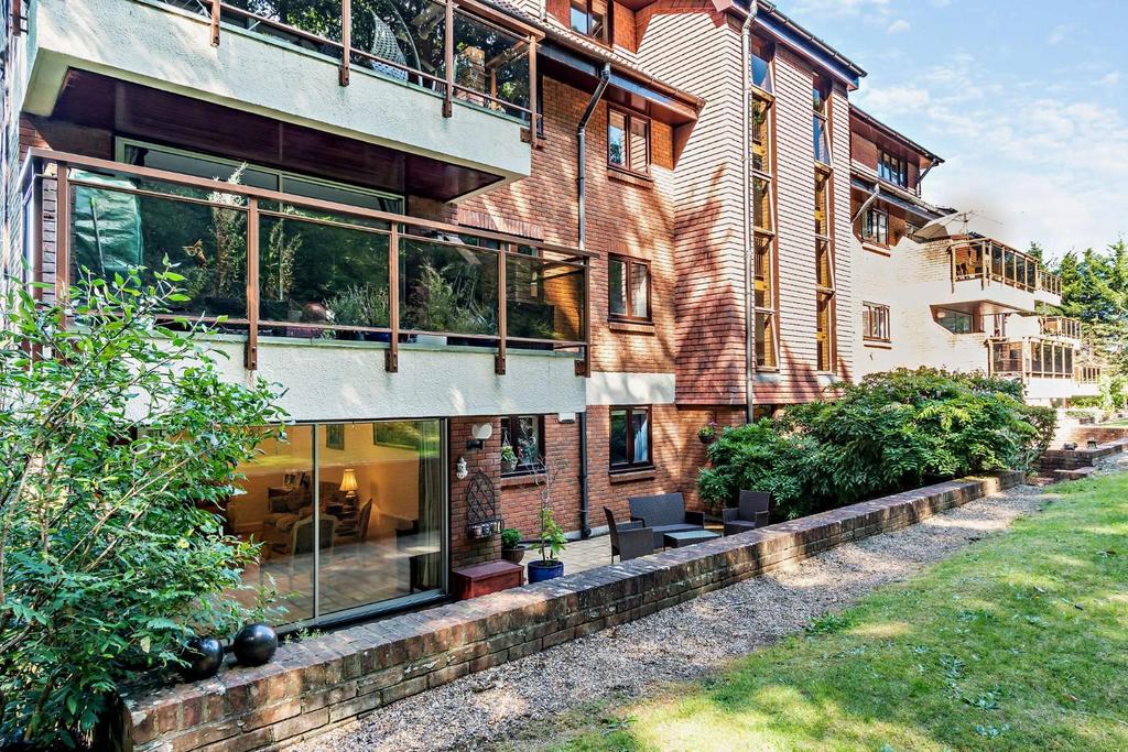 Holmbury Park, Bromley, BR1 2WB 3 bed apartment - £485,000