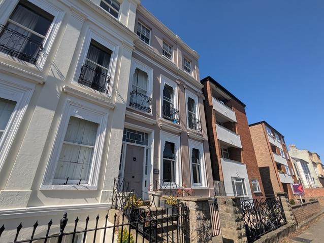 Priory Street, Cheltenham 2 bed flat - £1,400 pcm (£323 pw)