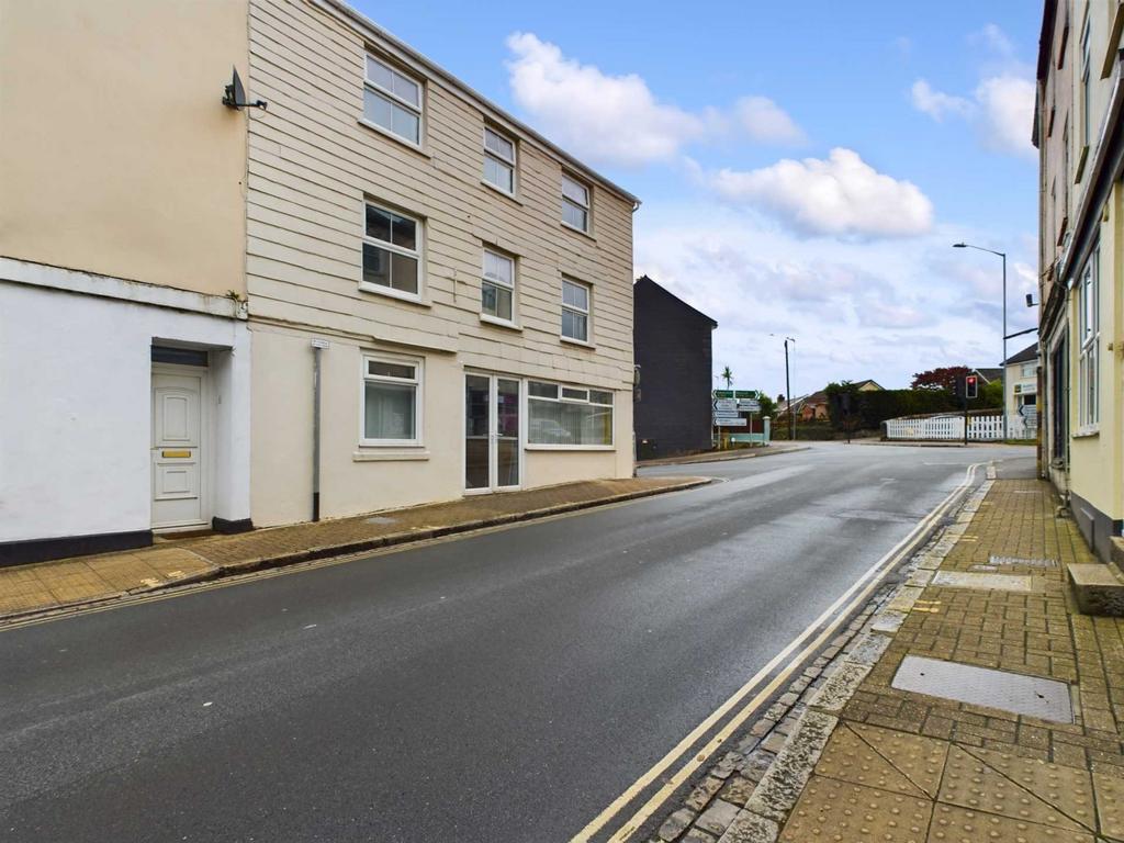 Callington 1 bed flat - £75,000