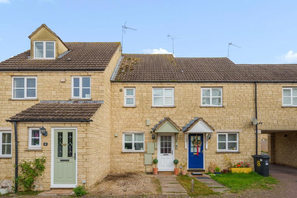 Swansfield, Lechlade, GL7 2 bed terraced house - £1,400 pcm (£323 pw)
