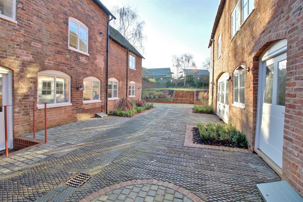 High Street, Newent, GL18 4 bed maisonette - £925 pcm (£213 pw)