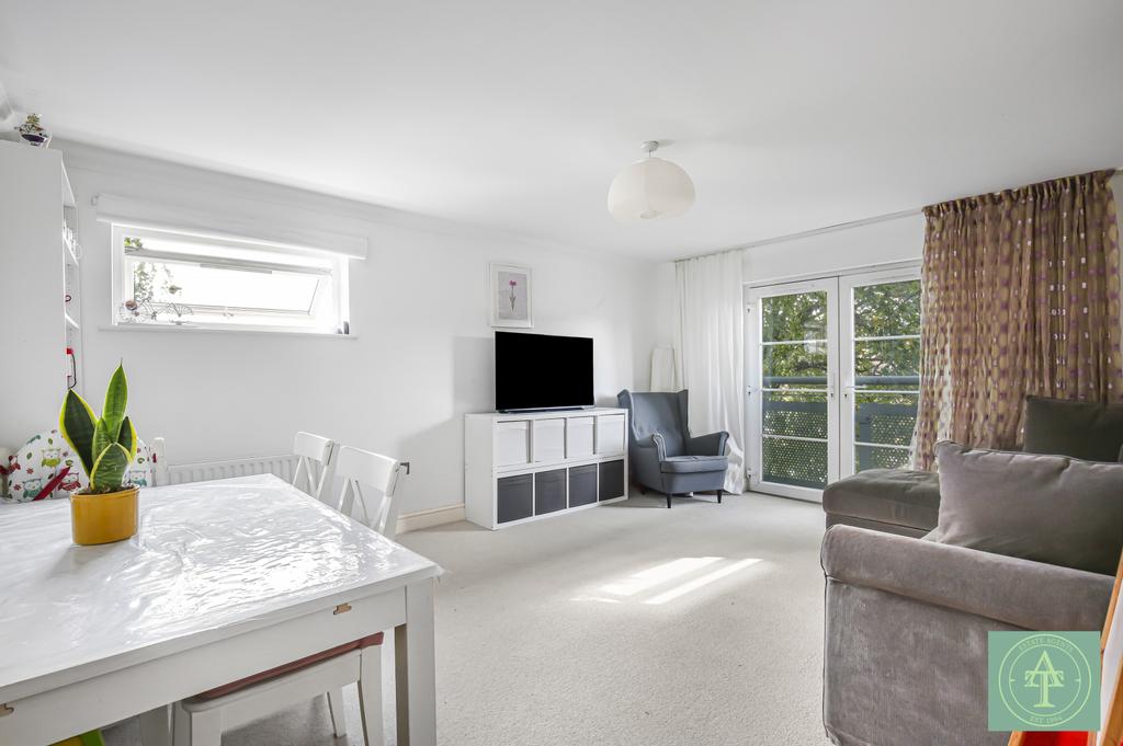 Green Lanes, N21 2 bed flat - £375,000