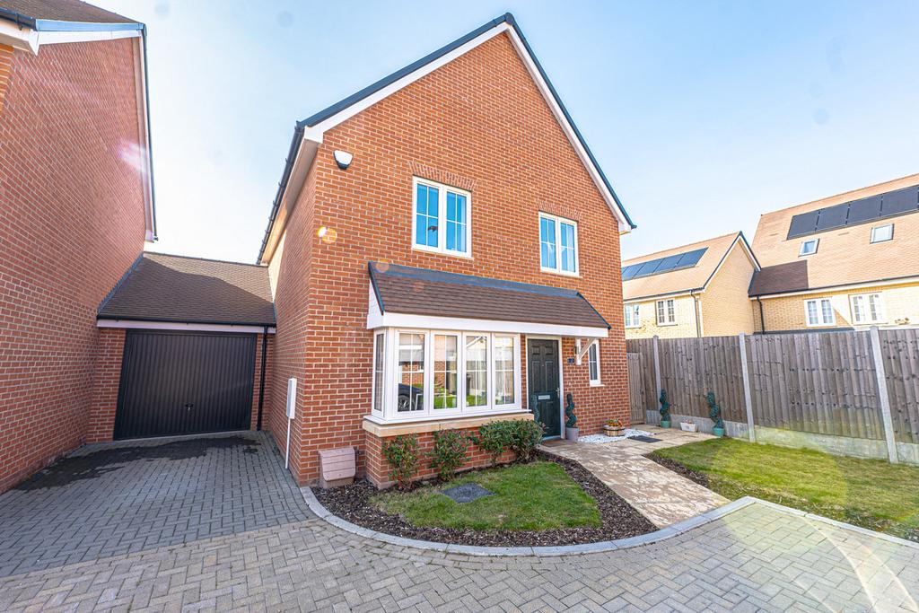 Redwood Drive Rochford Ss4 4 Bed Detached House For Sale £500 000