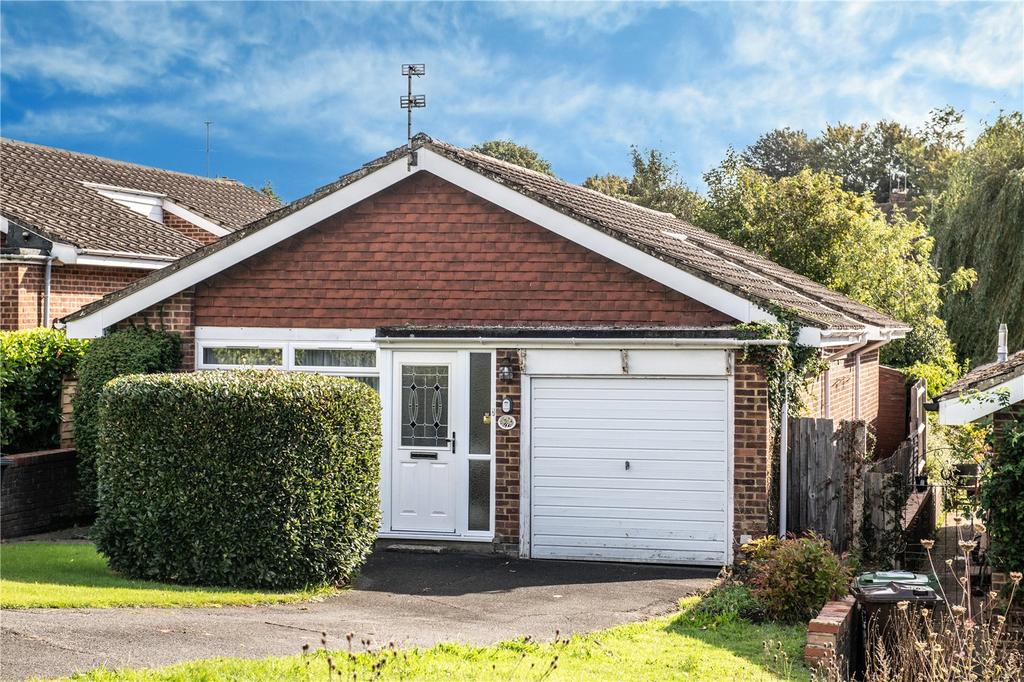 Hunters Way Uckfield East Sussex Tn22 3 Bed Bungalow £400 000