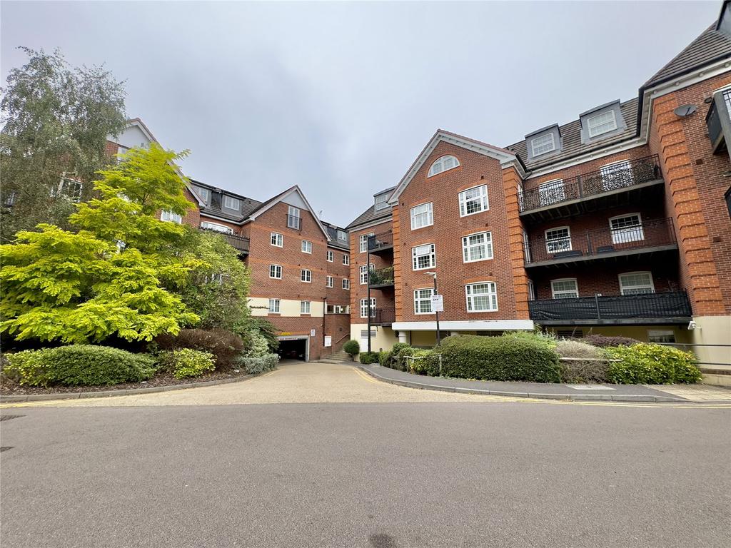 Camberley, GU15 1 bed flat - £180,000