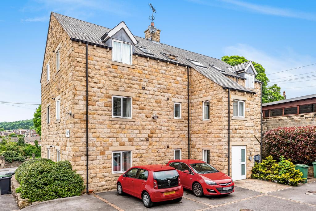 The Square, Horsforth, Leeds, LS18 2 bed flat - £155,000