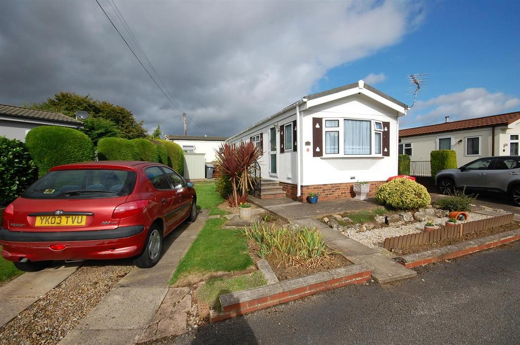 Newfield Crescent, Garforth, Leeds 2 bed park home - £90,000