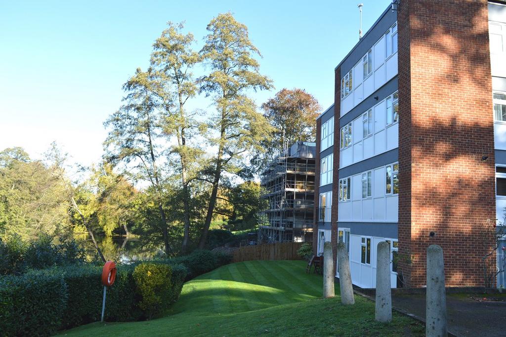 Berkeley Court, Weybridge, KT13 1 bed flat - £1,250 pcm (£288 pw)