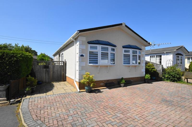West Moors Ferndown BH22 0BS 2 bed park home - £199,950