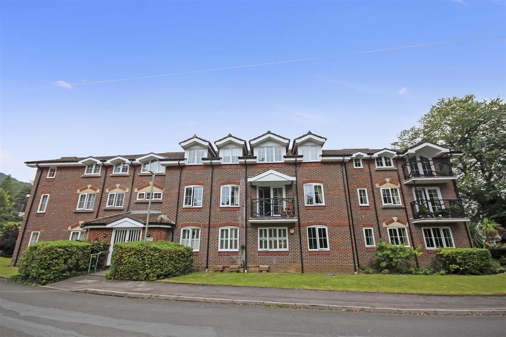 Towergate, London Road, Brighton 2 bed flat - £1,350 pcm (£312 pw)