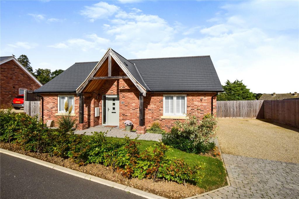 Tenter Field, Bures, Essex, CO8 3 bed bungalow for sale - £600,000