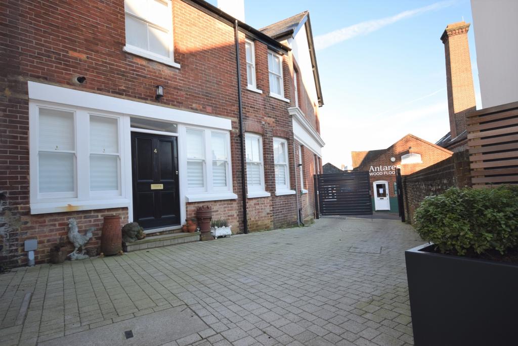 Market Lane Lewes BN7 2 bed apartment - £1,500 pcm (£346 pw)