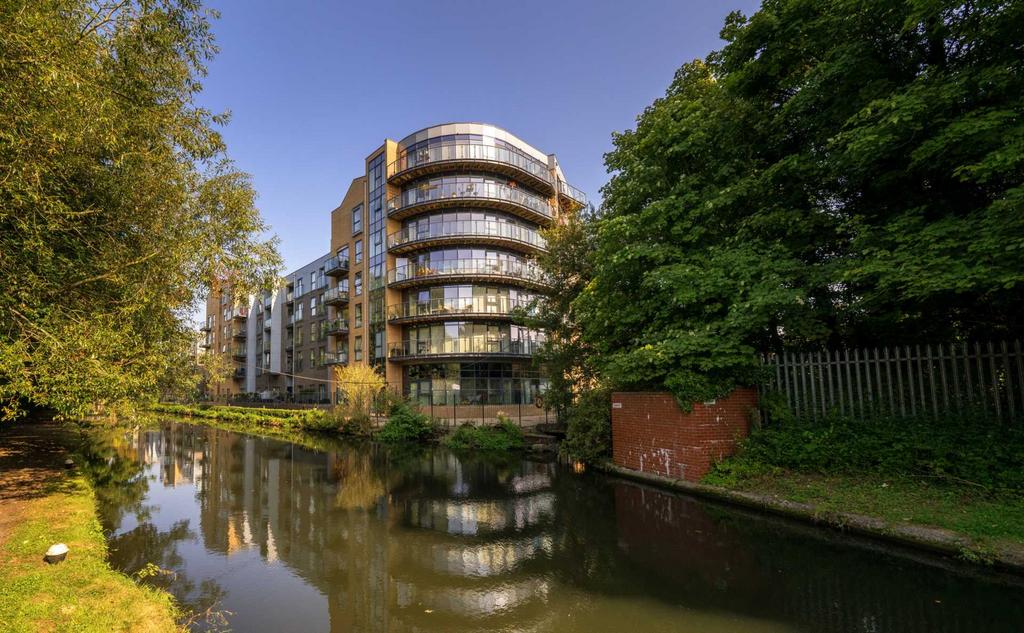 Longman House, Nash Mills Wharf 2 bed apartment - £300,000
