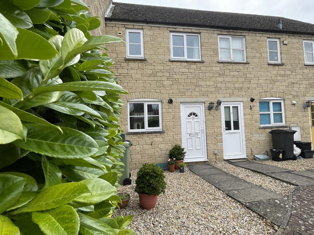 Swansfield, Lechlade 2 bed terraced house - £725 pcm (£167 pw)