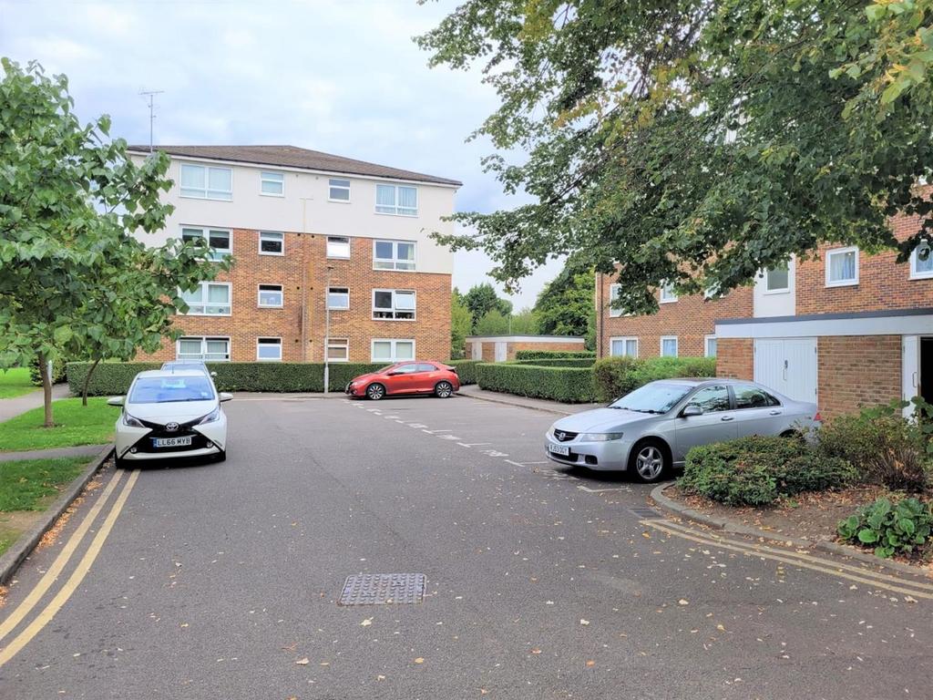 Portal Close, Uxbridge 2 bed property - £1,600 pcm (£369 pw)