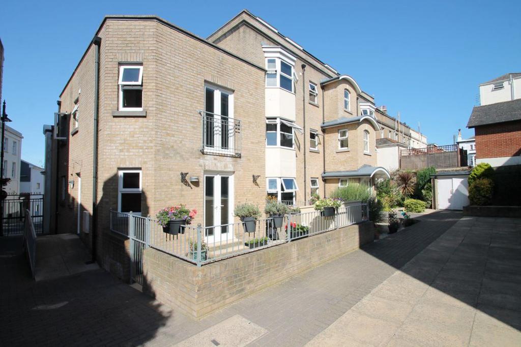 Cross Street, Ryde 2 bed apartment - £950 pcm (£219 pw)