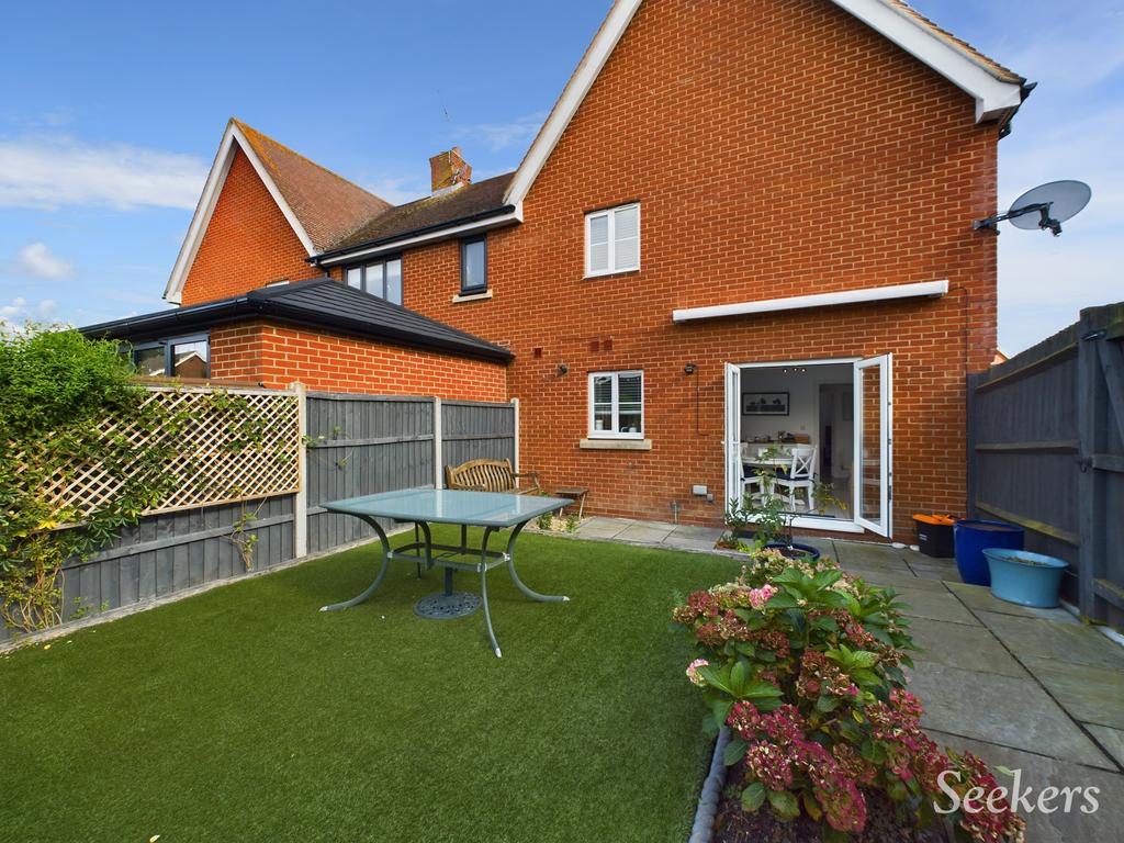 Violet Court, Sittingbourne ME10 3 bed semi-detached house - £1,500 pcm ...