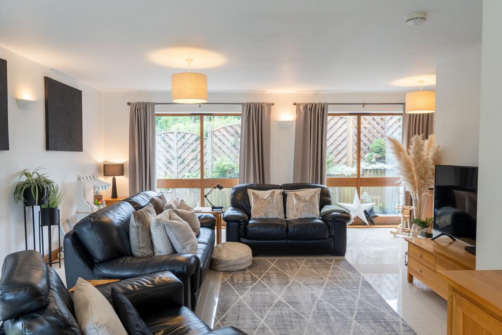 Pontyclun CF72 4 bed detached house - £600,000