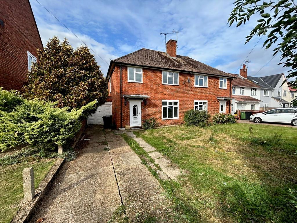 Brumfield Road, Epsom, KT19 3 bed semi-detached house - £2,200 pcm (£ ...