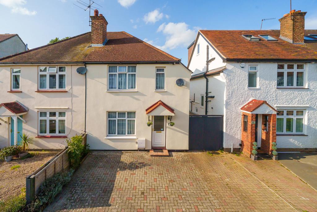 Highclere Road Knaphill Gu21 2 Bed Semi Detached House For Sale £