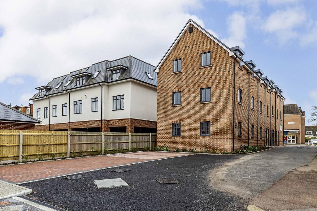 Lymington Road, Highcliffe, Dorset. BH23 5ET 2 bed flat for sale - £250,000