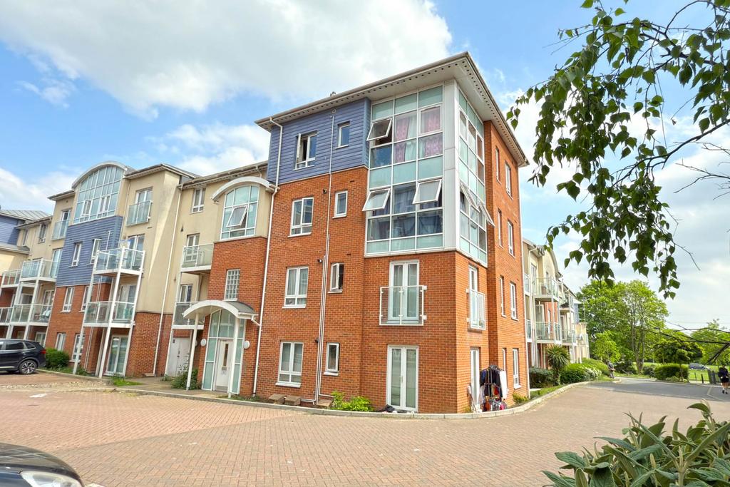 Wells Court, Central Watford 2 bed apartment - £285,000