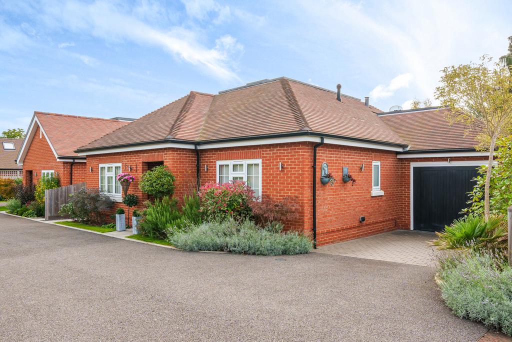 Belmont Court, Great Bookham... 3 bed bungalow - £950,000