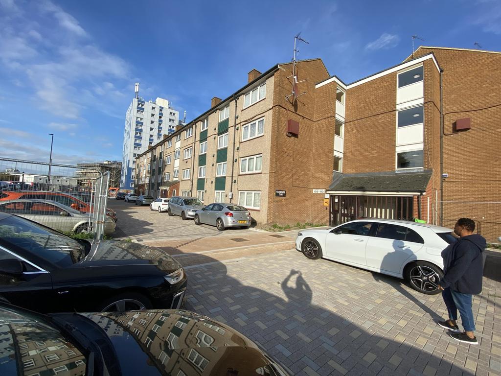 Clements Court, Green Lane, HOUNSLOW, Greater London, TW4 2 bed flat ...