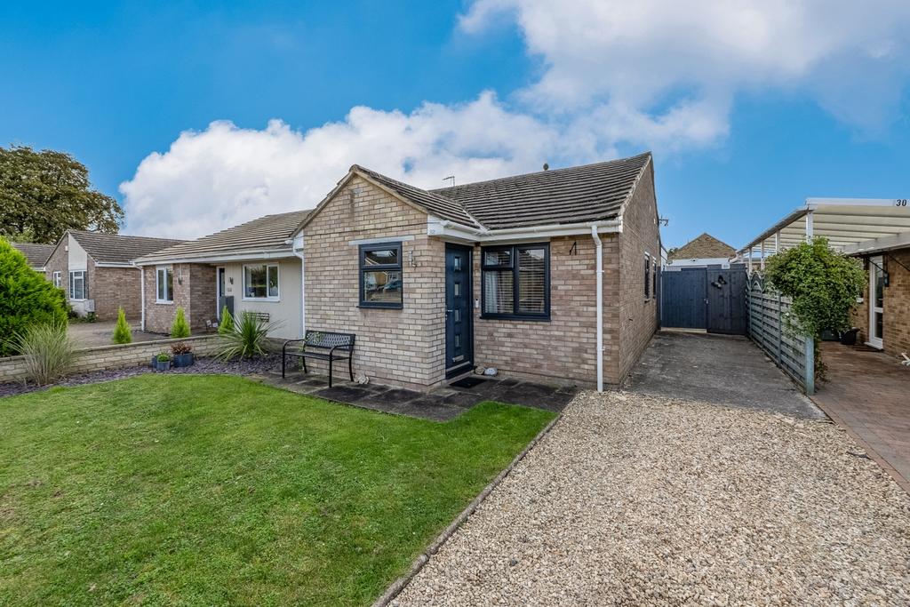 Shillbrook Avenue Carterton 4 Bed Semi Detached Bungalow £375 000