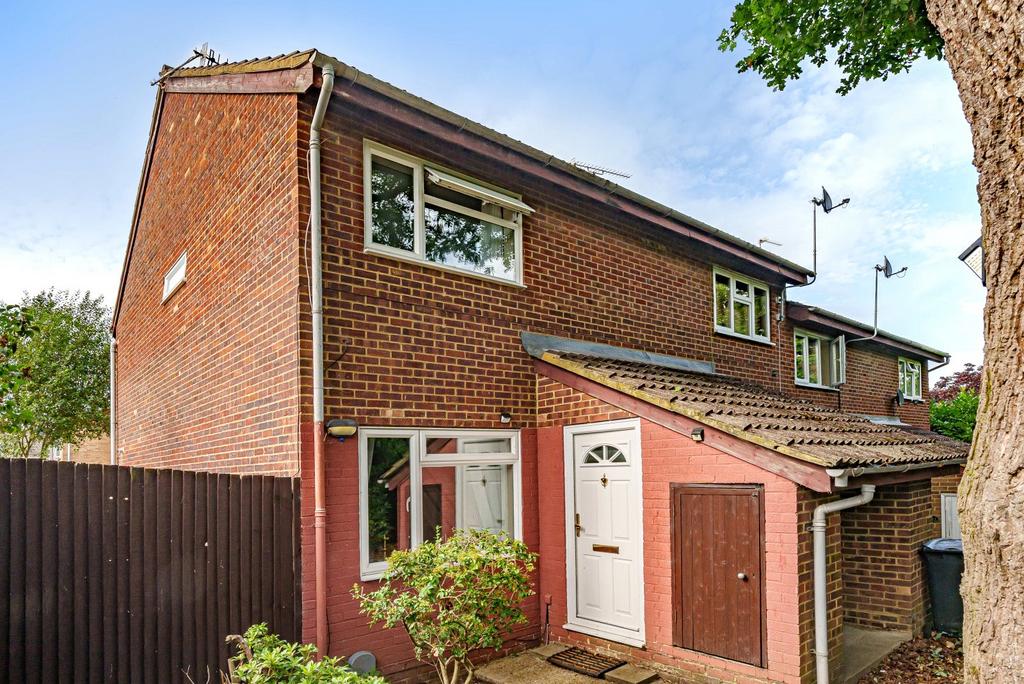Eastmead, Woking, GU21 2 bed end of terrace house - £1,500 pcm (£346 pw)