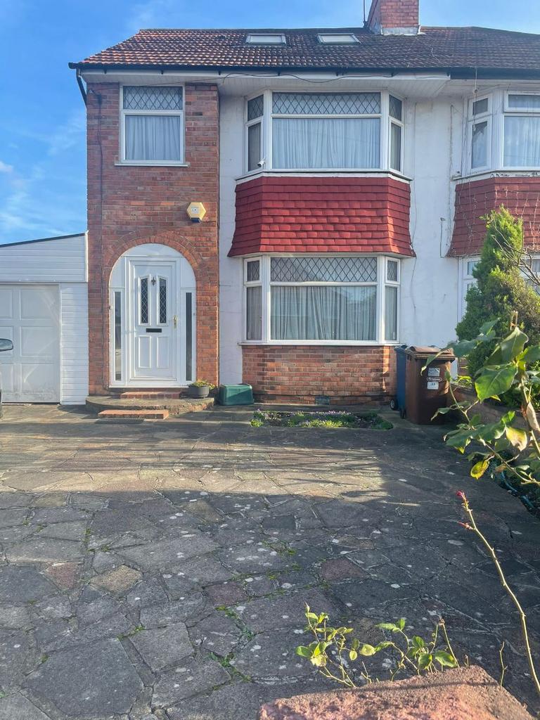 Greencourt Avenue, Edgware 1 bed in a house share - £800 pcm (£185 pw)