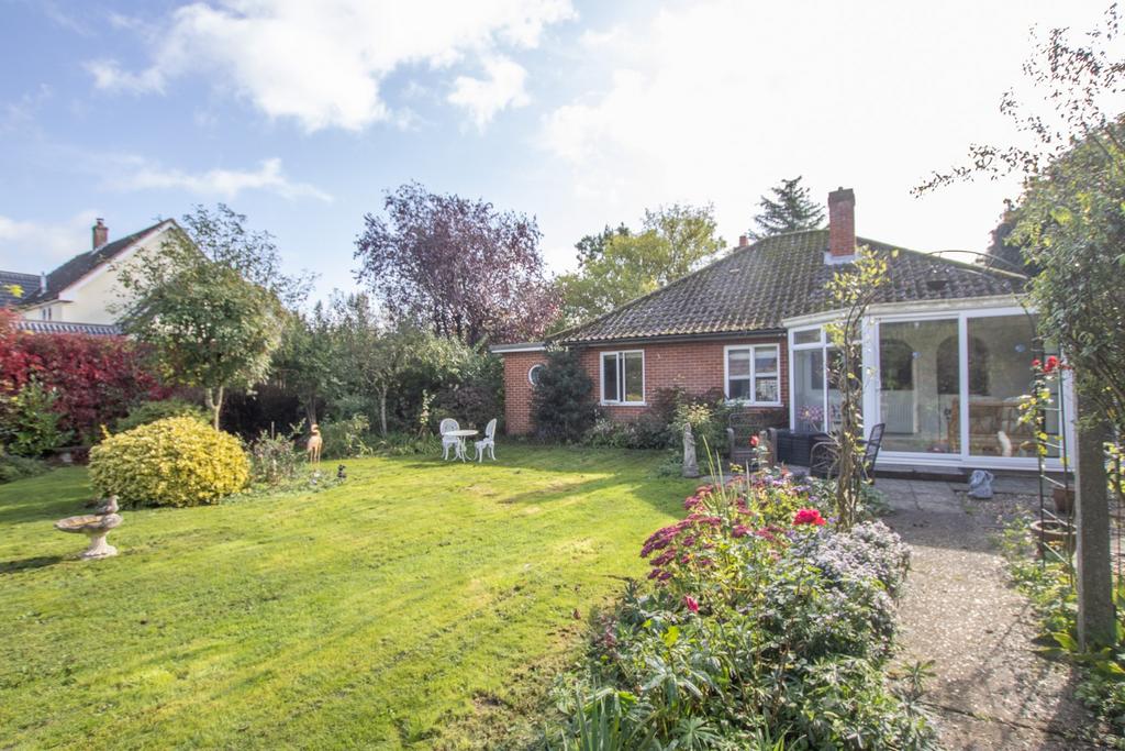 Station Road, Yaxham 3 bed detached bungalow for sale - £450,000