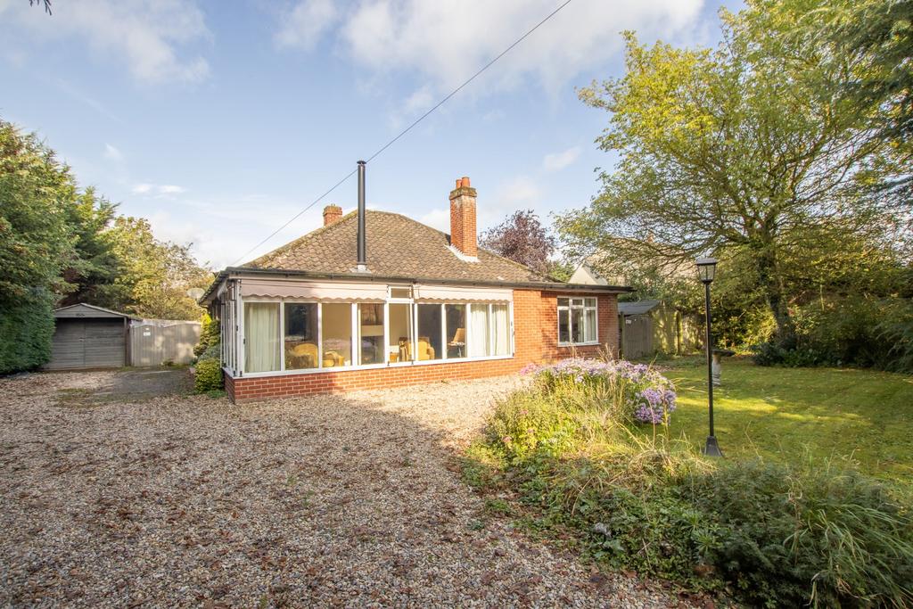 Station Road, Yaxham 3 bed detached bungalow for sale - £450,000