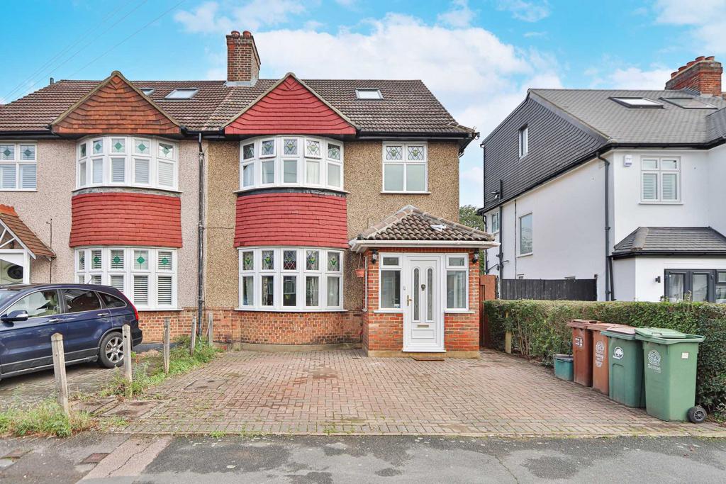 Lynwood Drive Worcester Park 4 Bed Semi Detached House £3 000 Pcm £