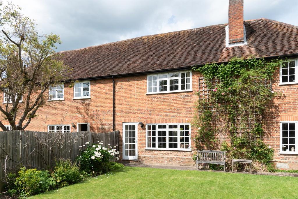 Giles Travers Close, Egham, TW20 4 bed semi-detached house - £725,000
