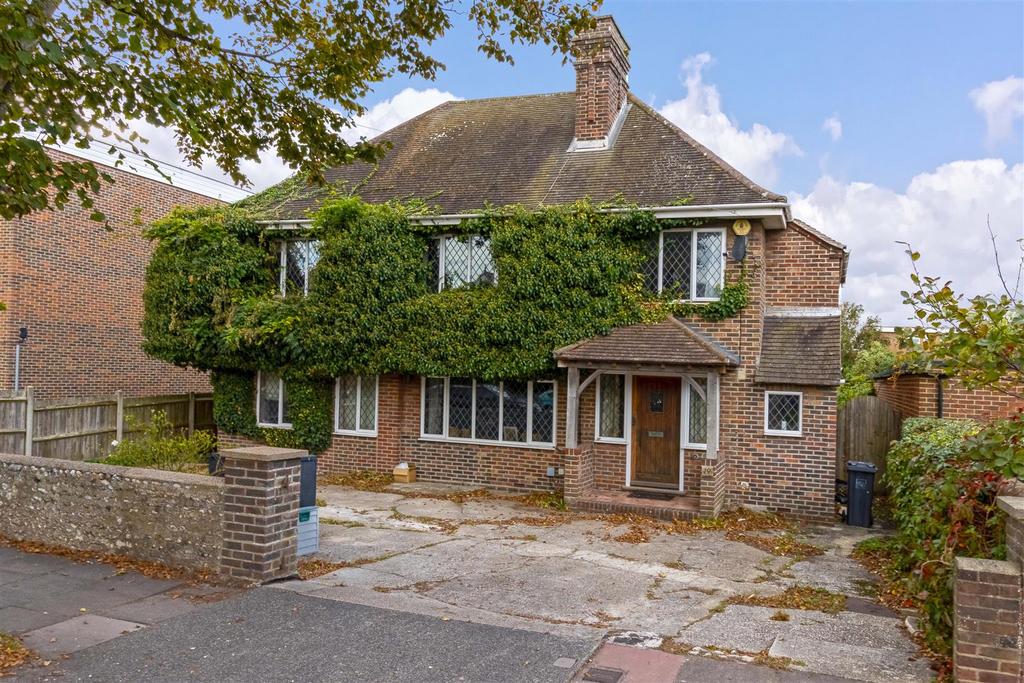 Manor Road, Worthing 5 bed detached house - £725,000