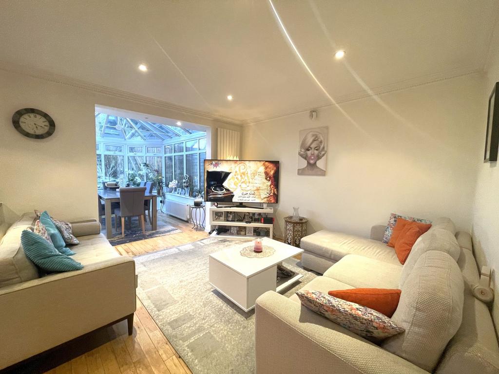 Somerset Road, LONDON SW19 4 bed terraced house - £4,000 pcm (£923 pw)